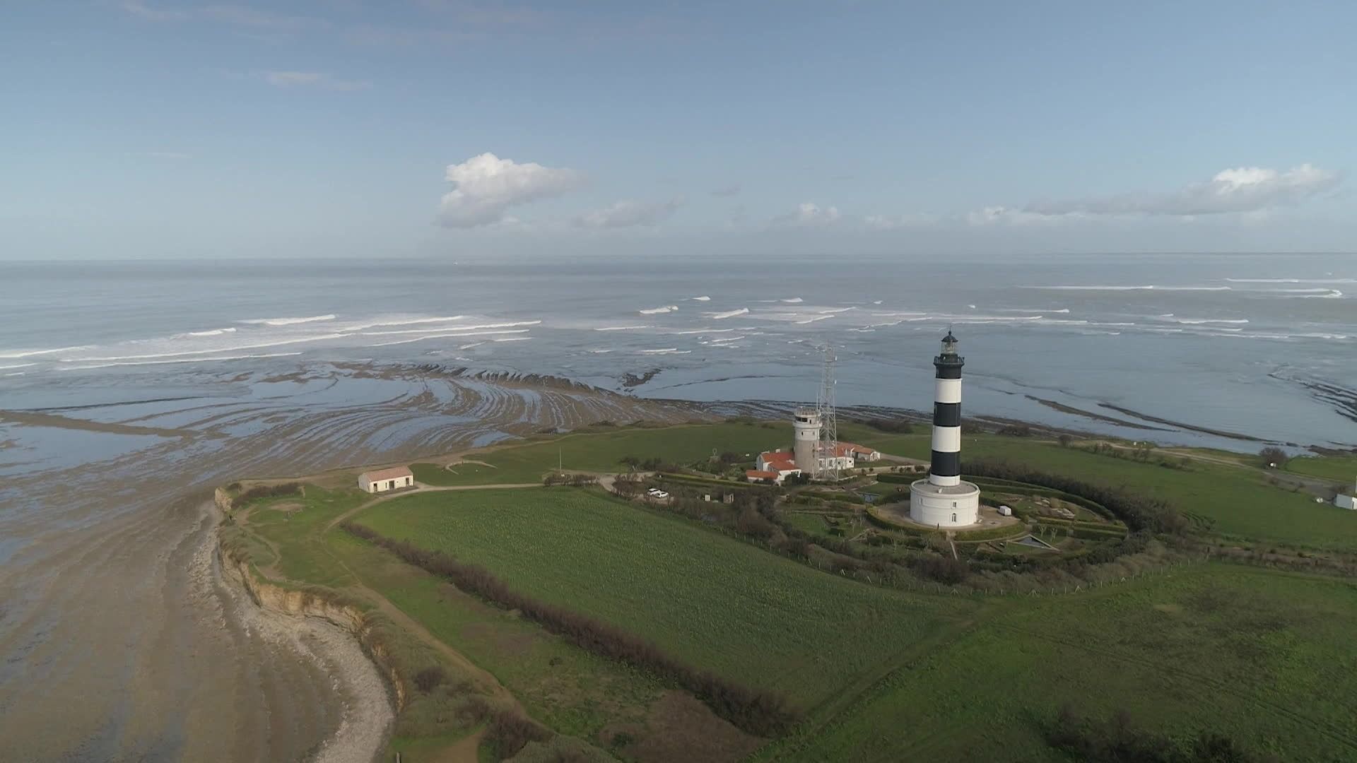 Île d’Oléron: attaque à la voiture-bélier, 2 blessés graves – Le Monde ...
